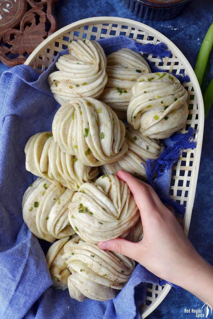 Chinese flower rolls with scallions (Hua Juan, 花卷) - Red House Spice